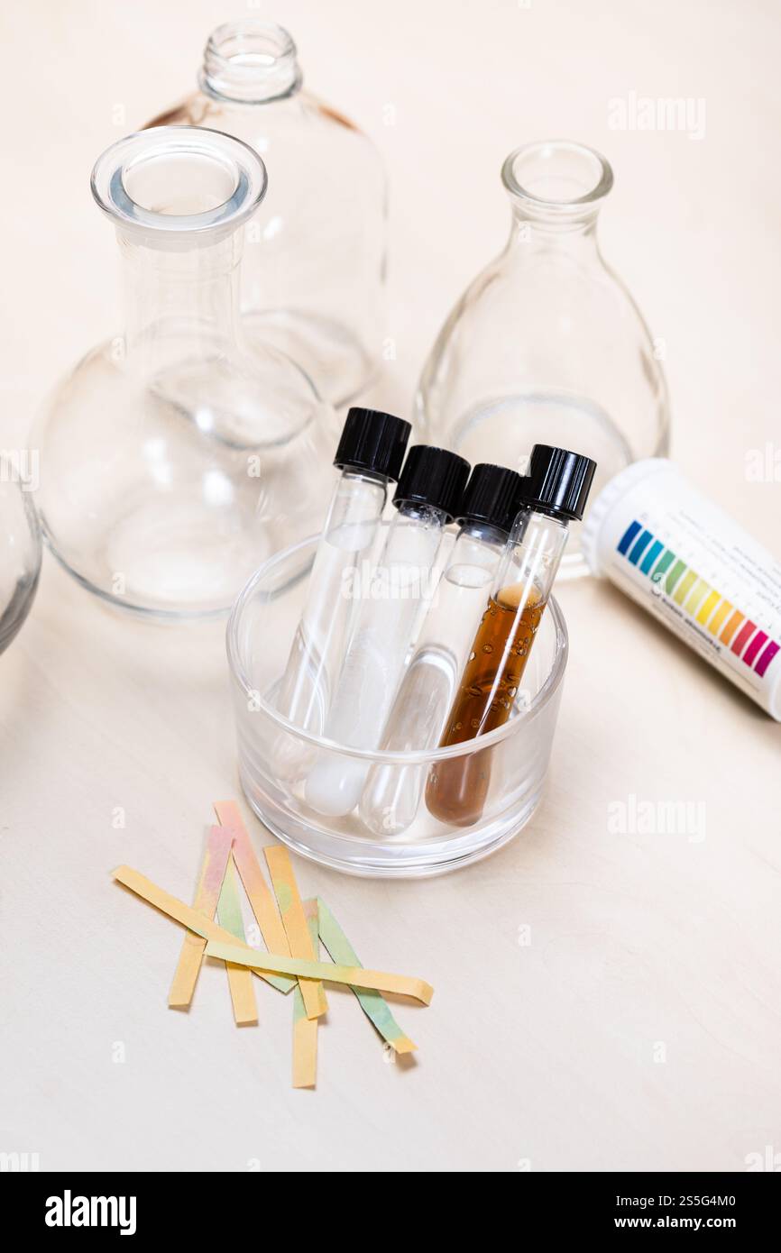 Ph indicator test tubes hi-res stock photography and images - Alamy
