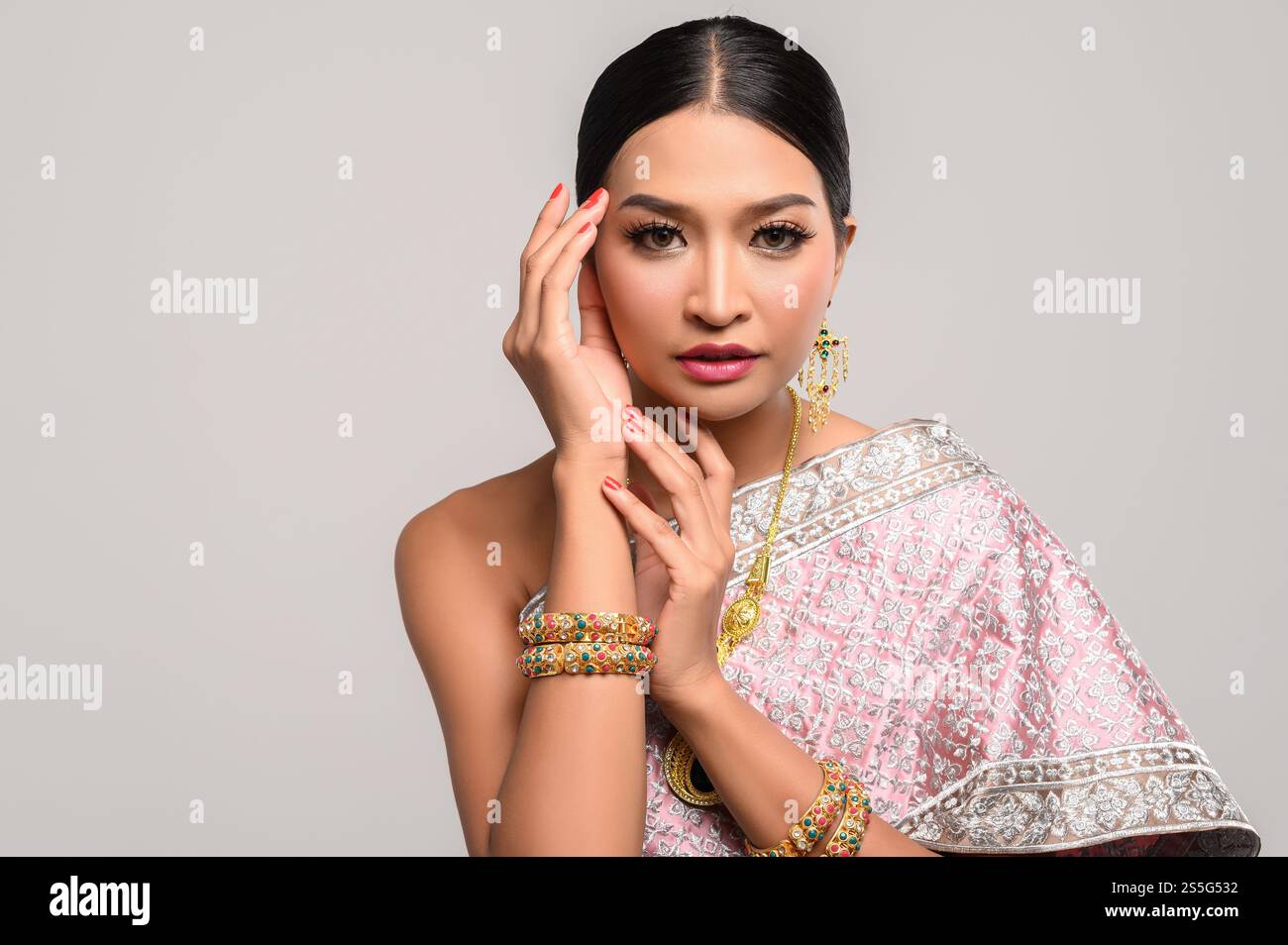 Women wearing Thai clothes symbolize hands touching the head Stock ...