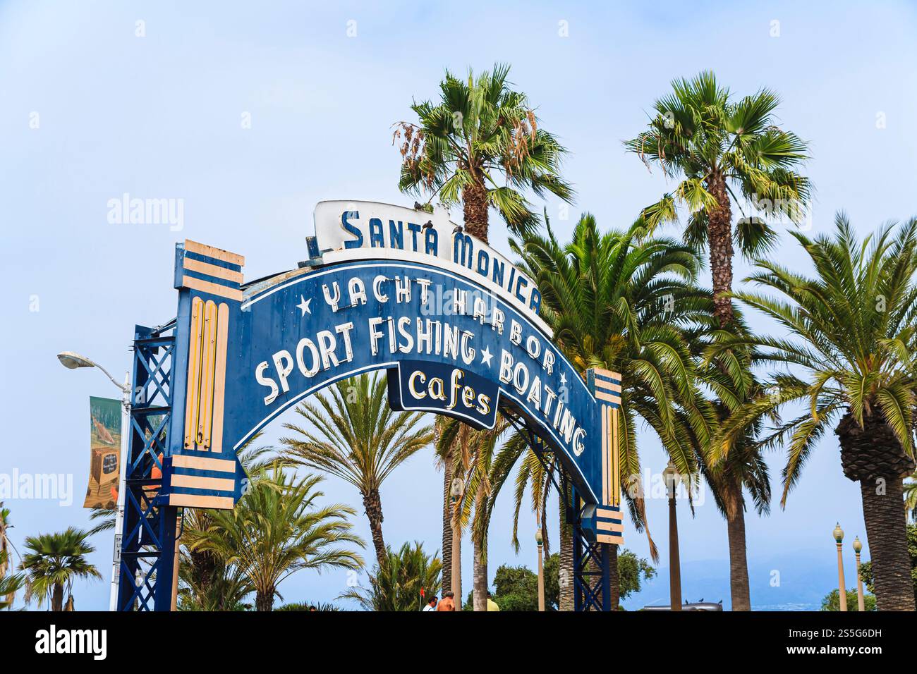 Entrance arch to the iconic Santa Monica Pier, Santa Monica, Los ...