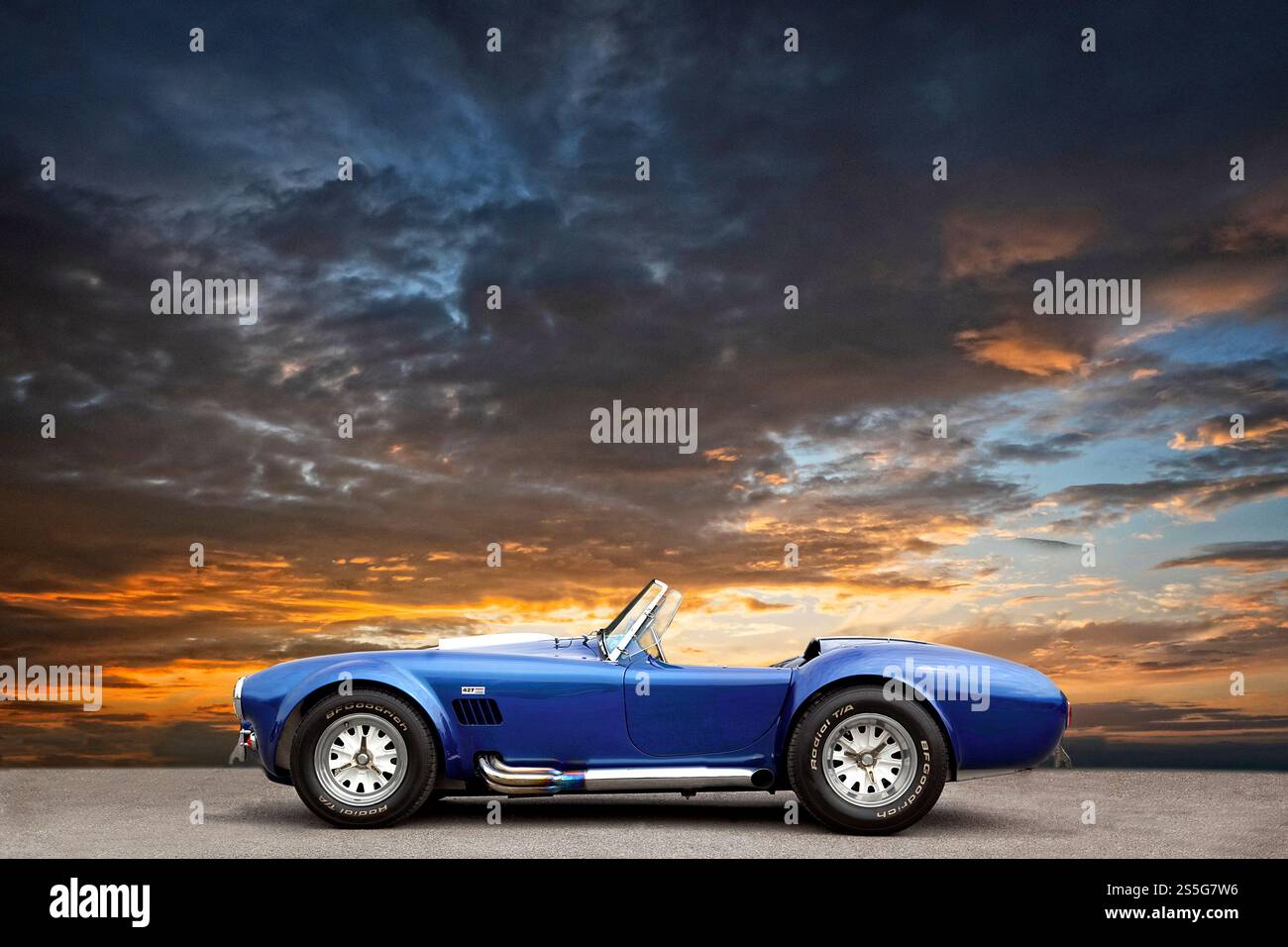 Shelby Cobraelby Ford Conra 427 American sports racing car Stock Photo - Alamy