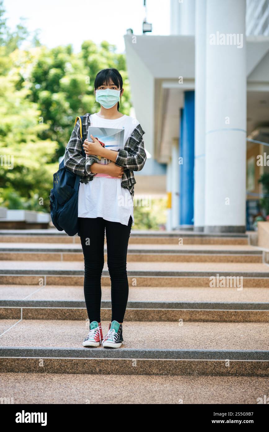 University students wear masks hi-res stock photography and images - Alamy