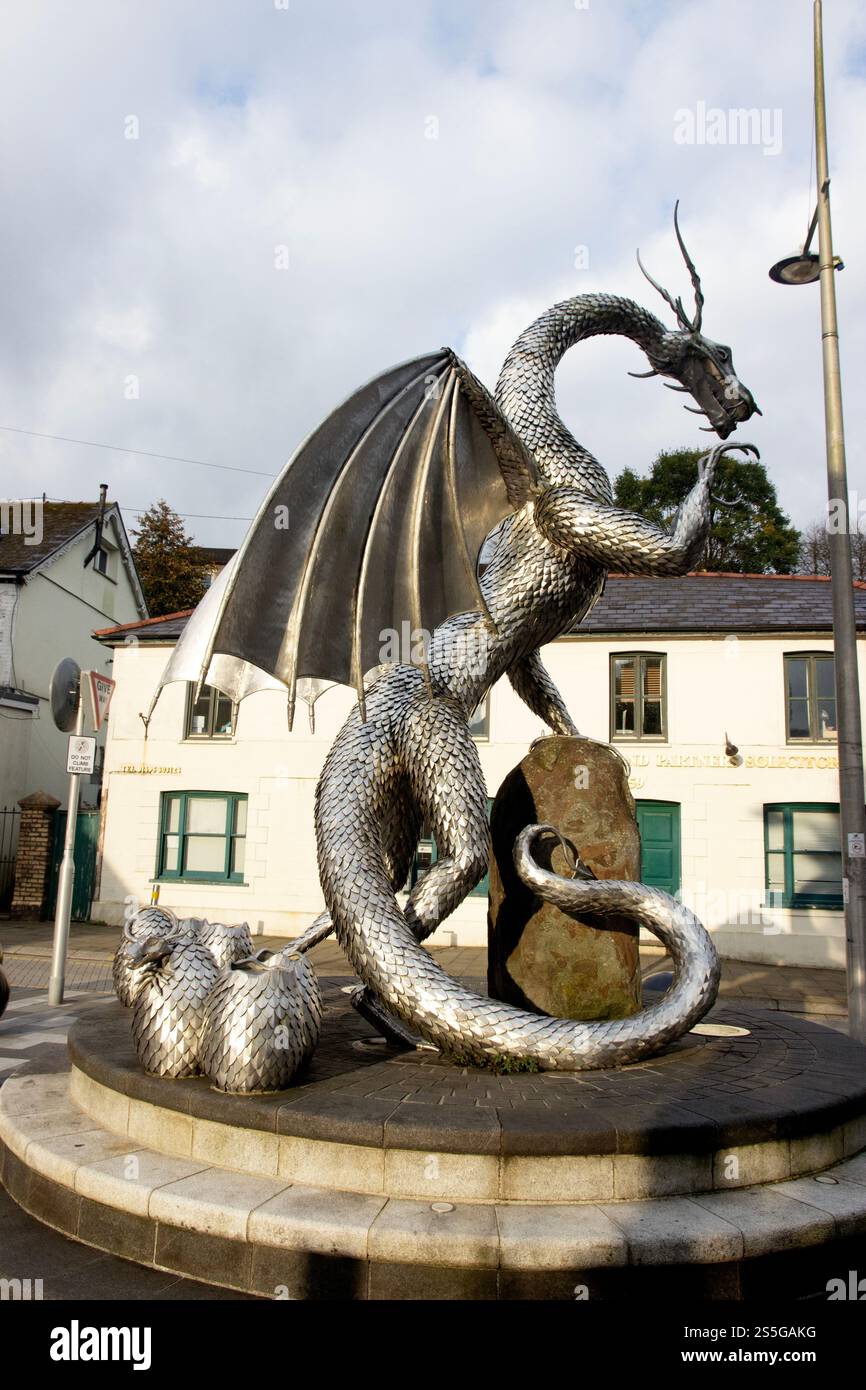 Heart of the Furnace steel dragon sculpture by Sam Pask and William ...