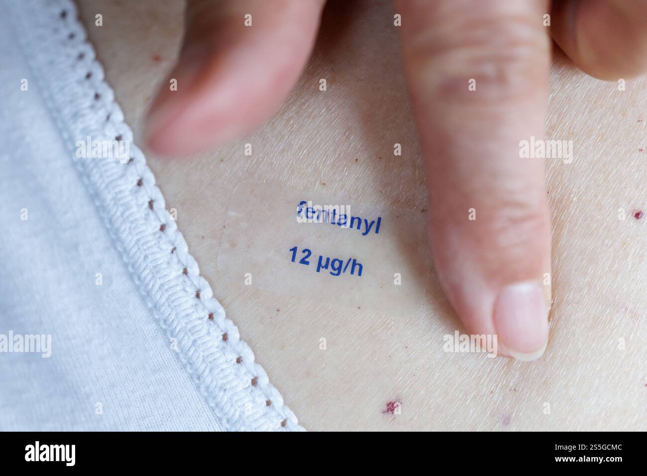 Norden, Germany. 27th Dec, 2024. A woman sticks a fentanyl patch with ...