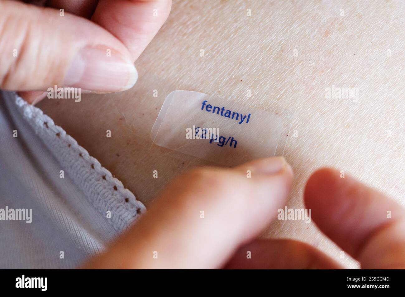 Norden, Germany. 27th Dec, 2024. A woman sticks a fentanyl patch with ...