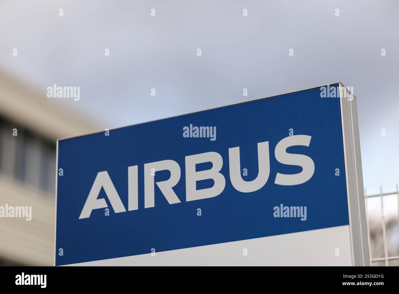 10 January 2025, Bavaria, Taufkirchen: The lettering and logo of Airbus ...