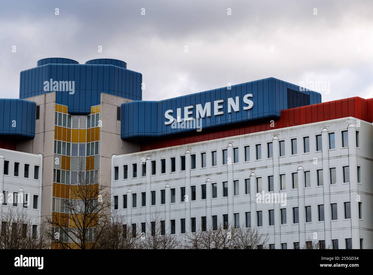 Munich, Germany. 10th Jan, 2025. The Siemens lettering and logo can be seen on the facade of a ...