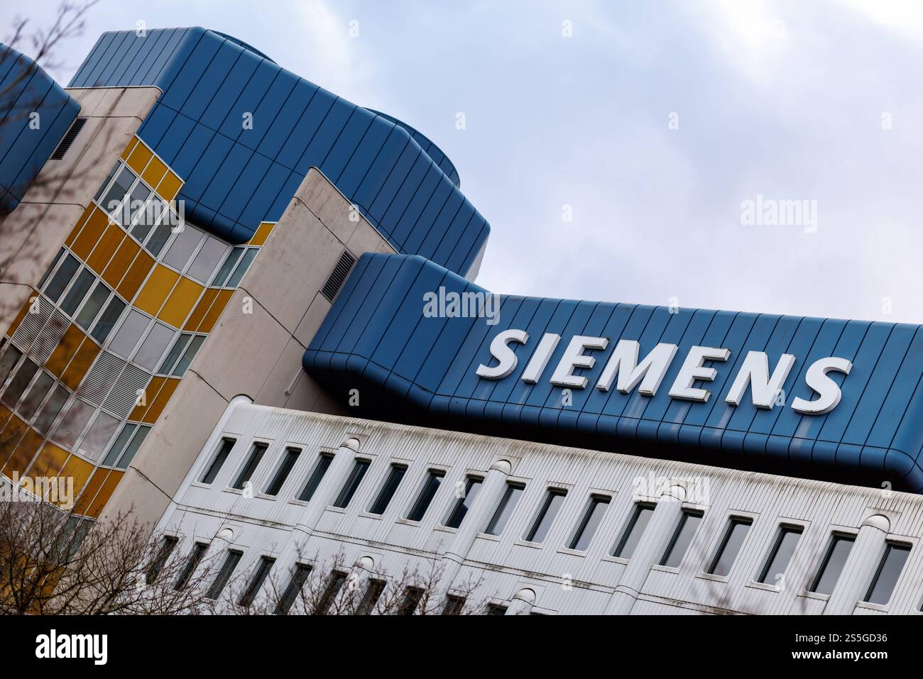 10 January 2025, Bavaria, Munich: The Siemens lettering and logo can be seen on the facade of a ...