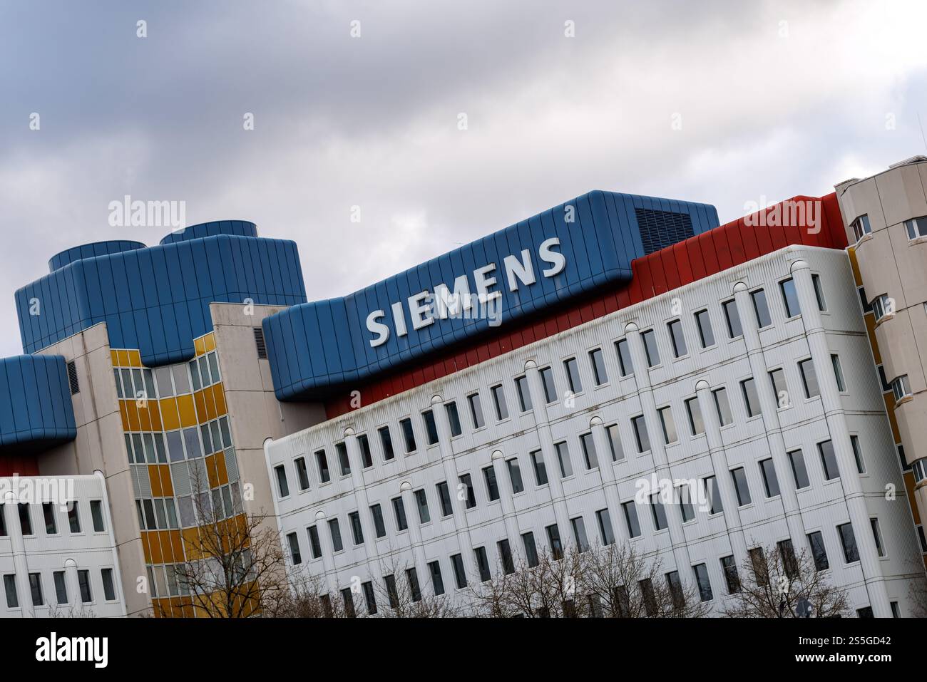 10 January 2025, Bavaria, Munich: The Siemens lettering and logo can be seen on the facade of a ...