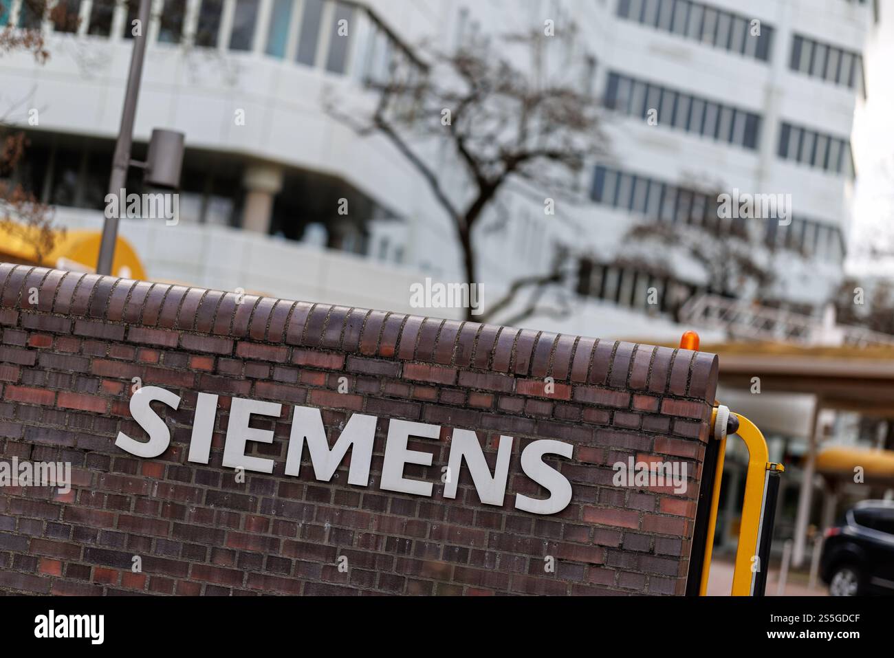 Munich, Germany. 10th Jan, 2025. The Siemens lettering and logo can be seen on the facade of a ...