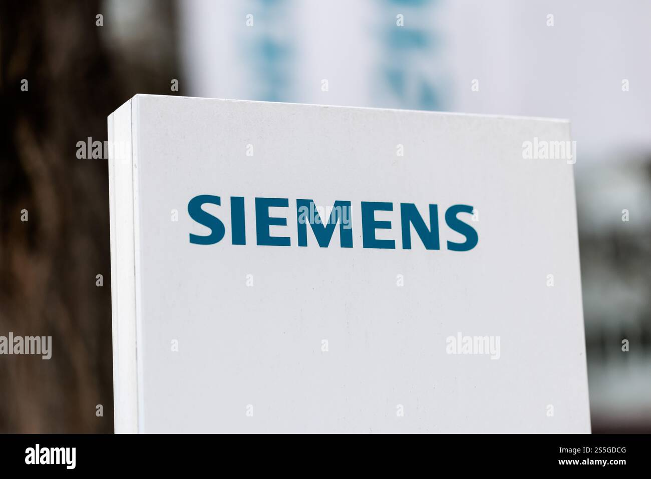 Munich, Germany. 10th Jan, 2025. The Siemens lettering and logo can be seen on the facade of a ...