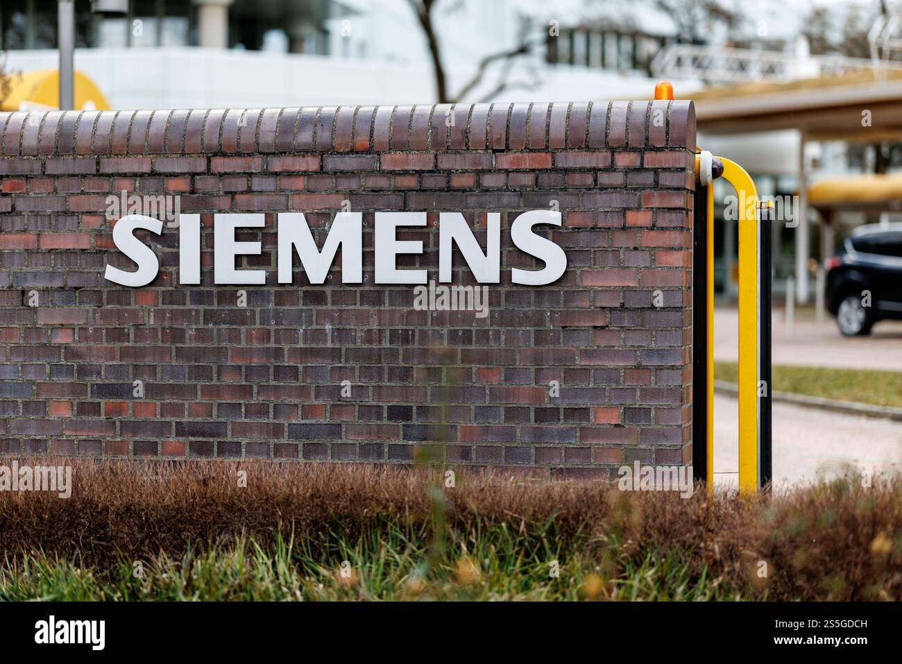 Munich, Germany. 10th Jan, 2025. The Siemens lettering and logo can be seen on the facade of a ...