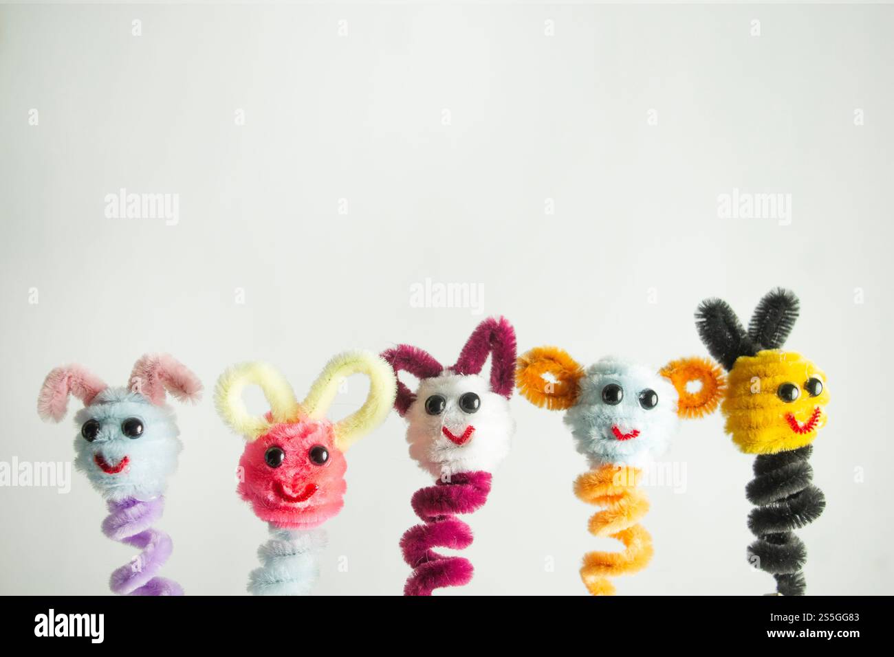 pipe cleaner finger puppets with colorful and bulging eyes, crafts for ...