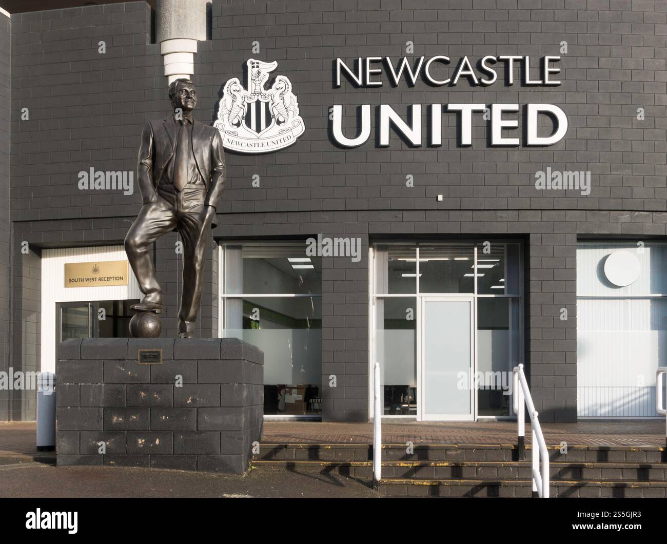 Statue of Sir Bobby Robson outside the NUFC football stadium, St James ...