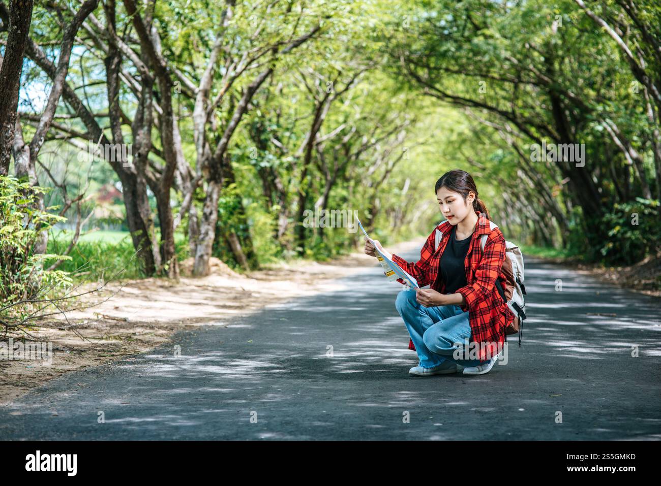 Female tourist watching map hi-res stock photography and images - Alamy