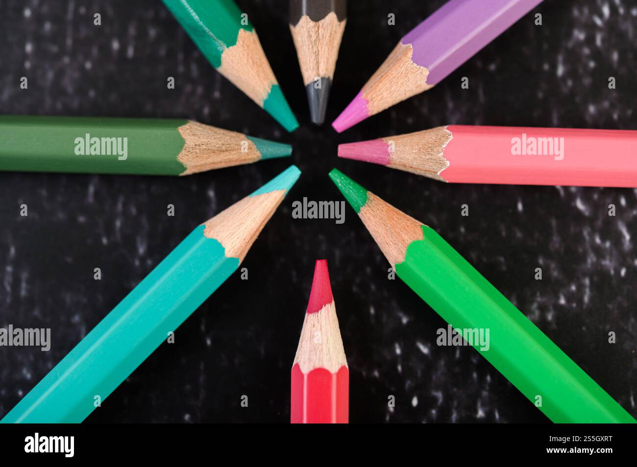 Close-up, wooden crayons arranged in a color wheel Stock Photo - Alamy