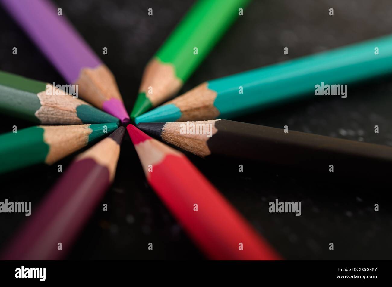 Close-up, wooden crayons arranged in a color wheel Stock Photo - Alamy
