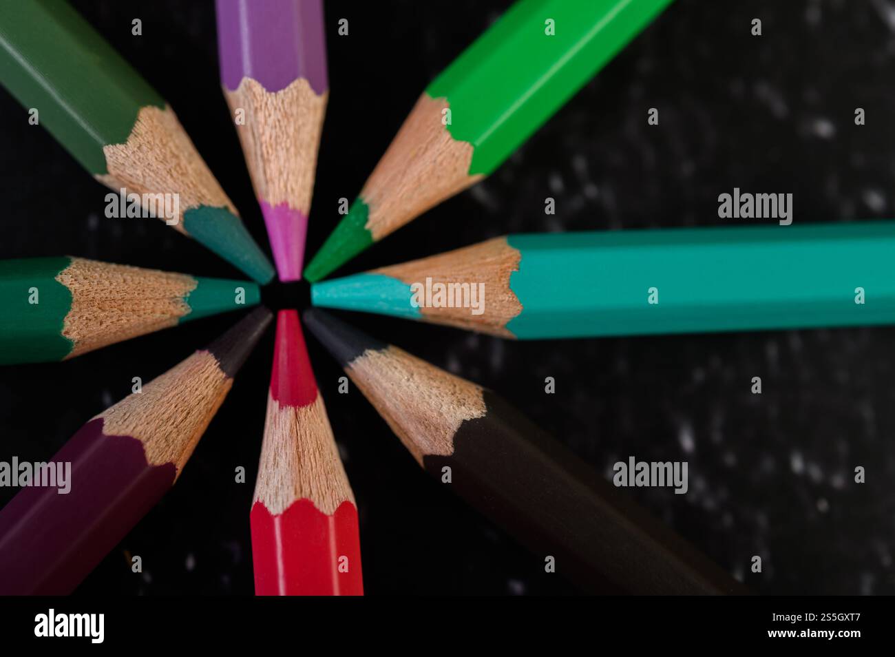 Close-up, wooden crayons arranged in a color wheel Stock Photo - Alamy