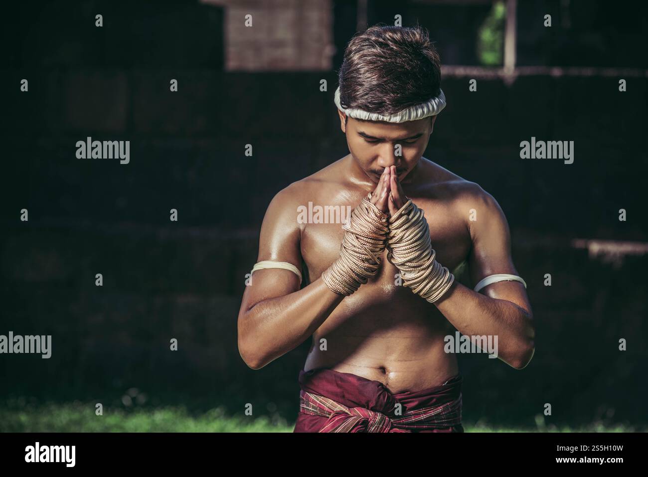 Boxers tie the rope in their hands and hands to respect the teacher ...