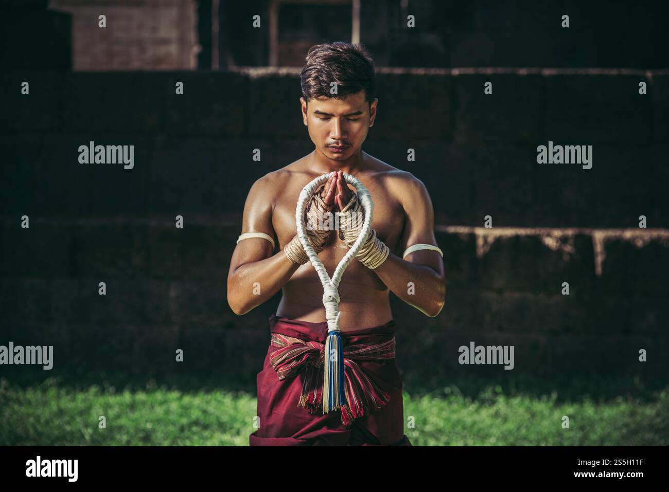 Boxers tie the rope in their hands and hands to respect the teacher ...