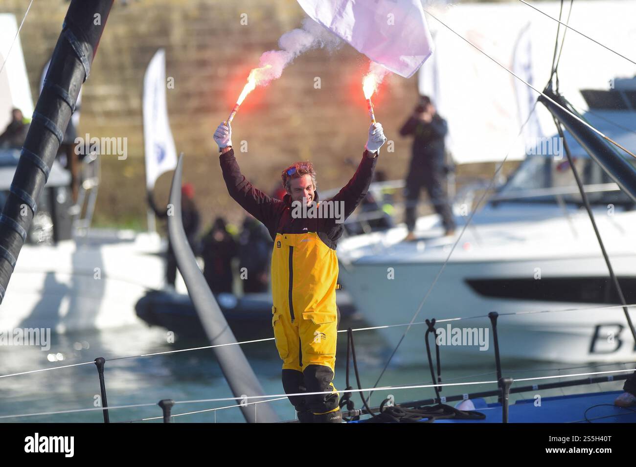 Arrivee de Charlie Dalin Le skippeur de 40 ans sur la ligne d arrivee ...