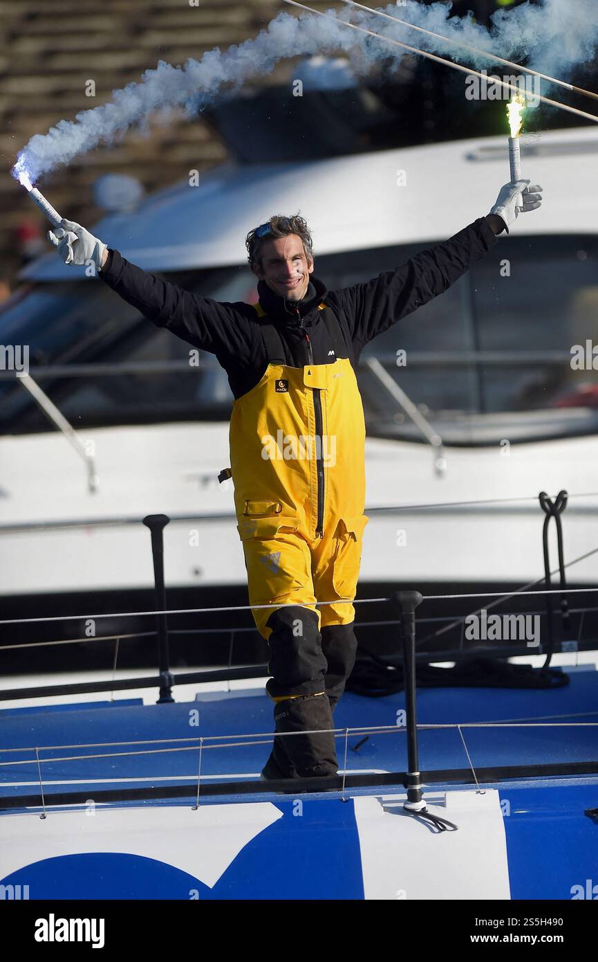 Arrivee de Charlie Dalin Le skippeur de 40 ans sur la ligne d arrivee ...