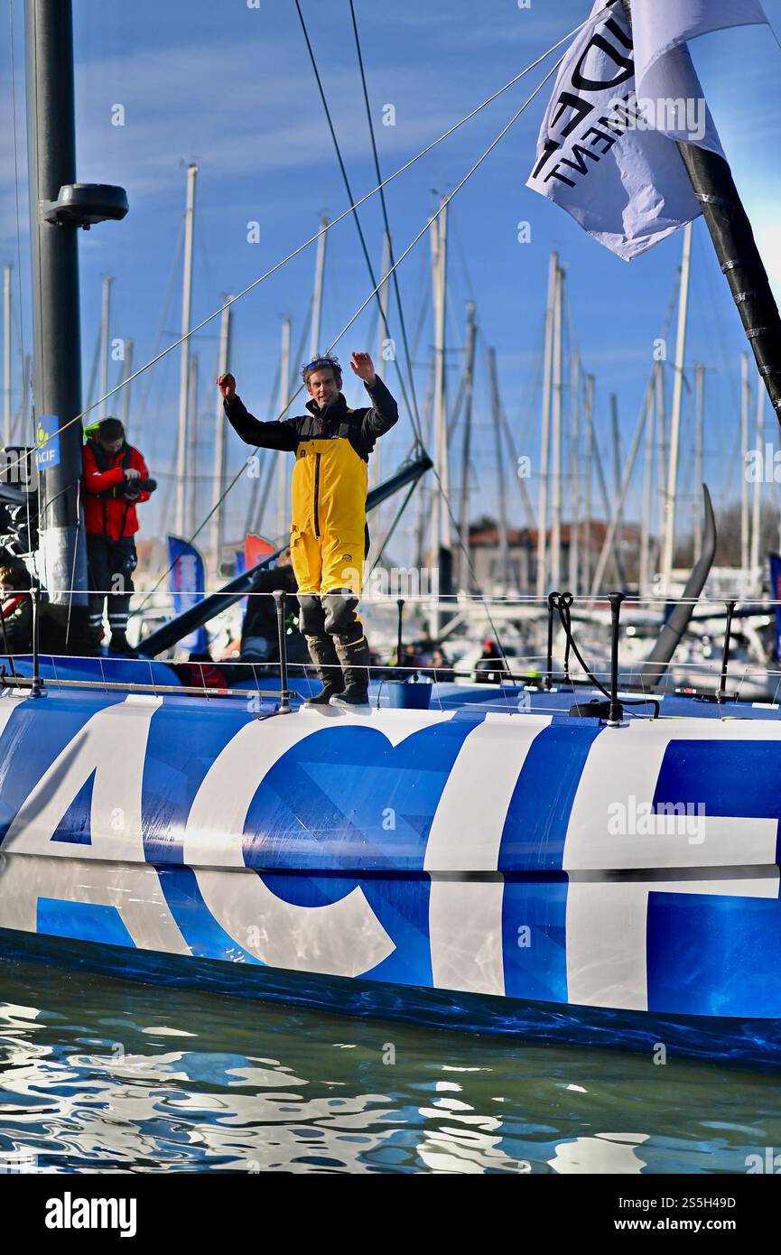 Arrivee de Charlie Dalin Le skippeur de 40 ans sur la ligne d arrivee ...
