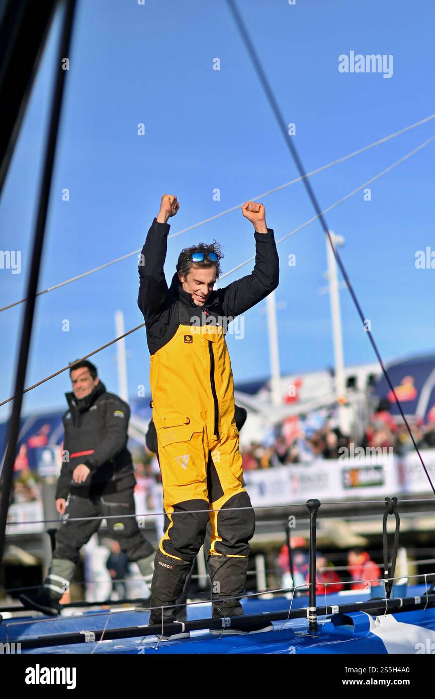 Arrivee de Charlie Dalin Le skippeur de 40 ans sur la ligne d arrivee ...