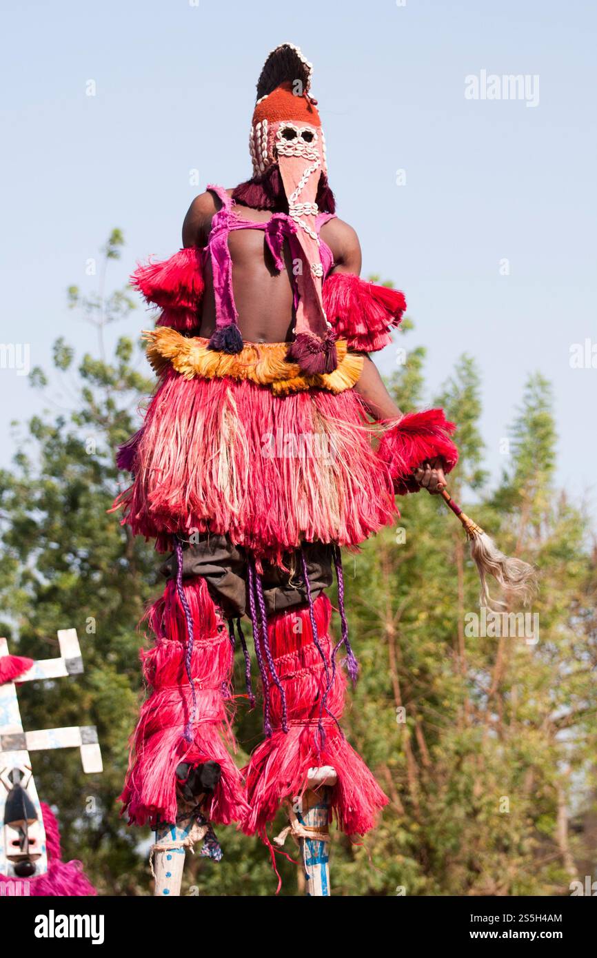 Traditional Mali dancers Stock Photo - Alamy