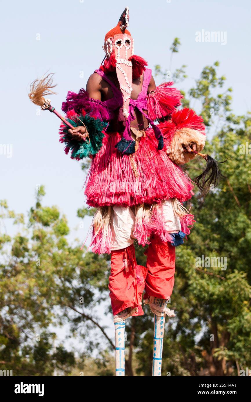 Traditional Mali dancers Stock Photo - Alamy