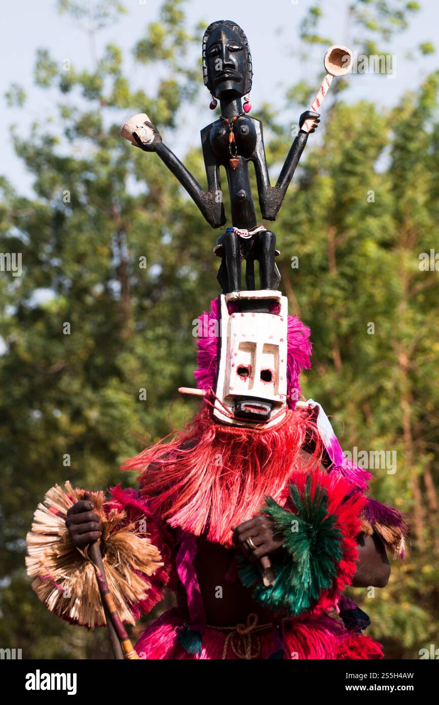Traditional Mali dancers Stock Photo - Alamy