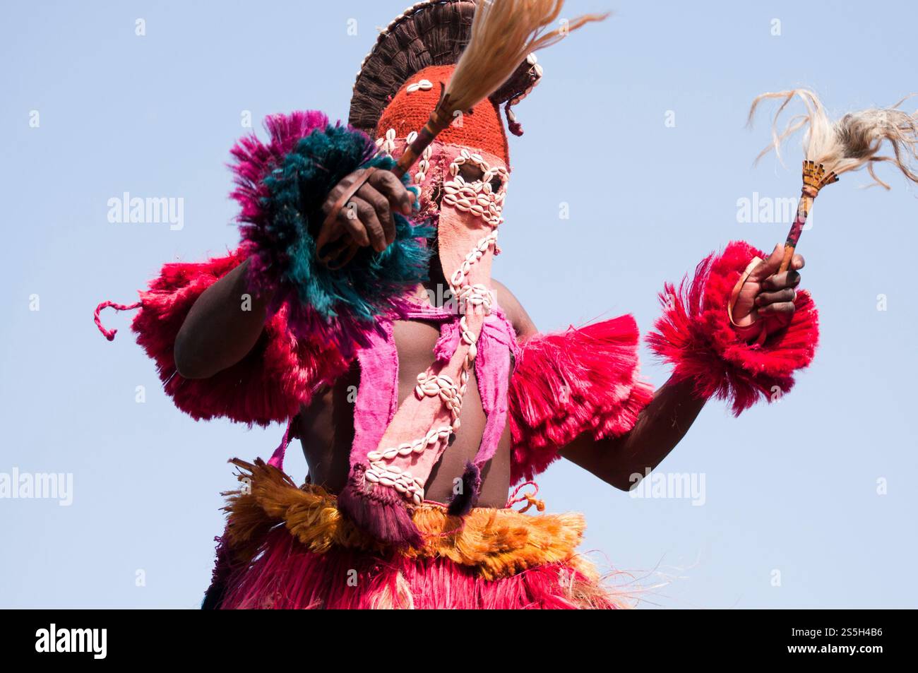 Traditional Mali dancers Stock Photo - Alamy