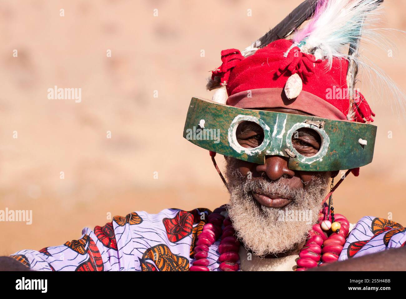 Traditional Mali dancers Stock Photo - Alamy