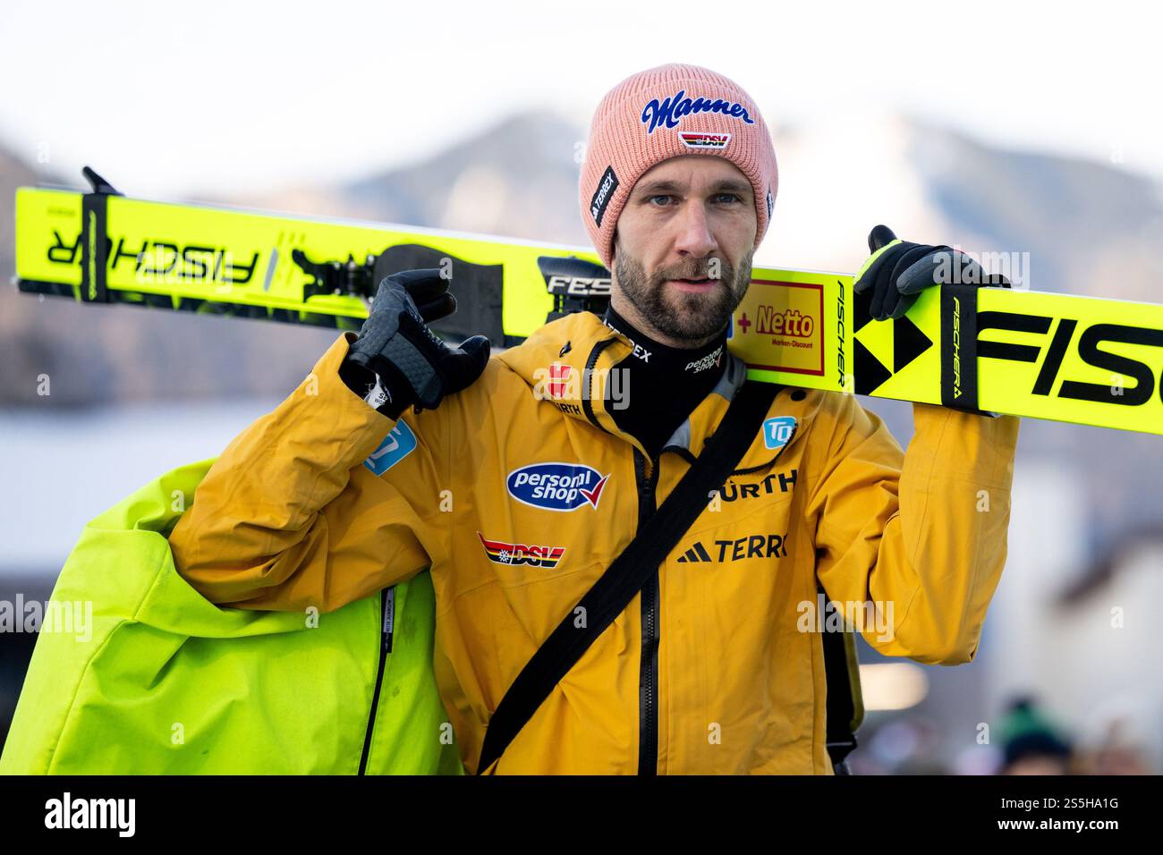 PASCHKE Pius (Deutschland) traegt seine Ski, GER, FIS Viessmann ...