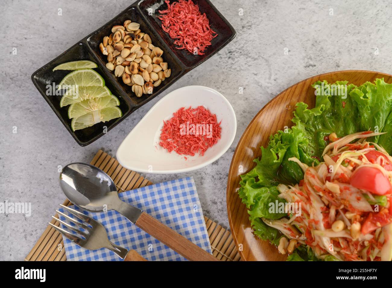 Papaya salad is a traditional Thai food that can be eaten all over the ...