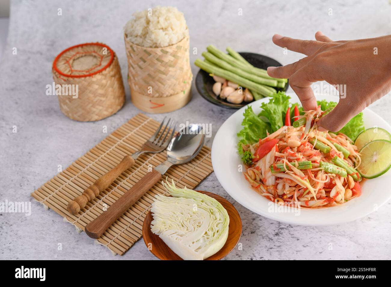 Papaya salad is a traditional Thai food that can be eaten all over the ...