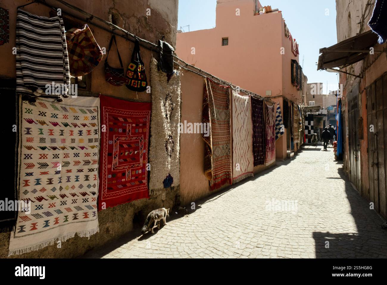 Traditional moroccan rugs and souvenirs in the walls of the Marrakech ...