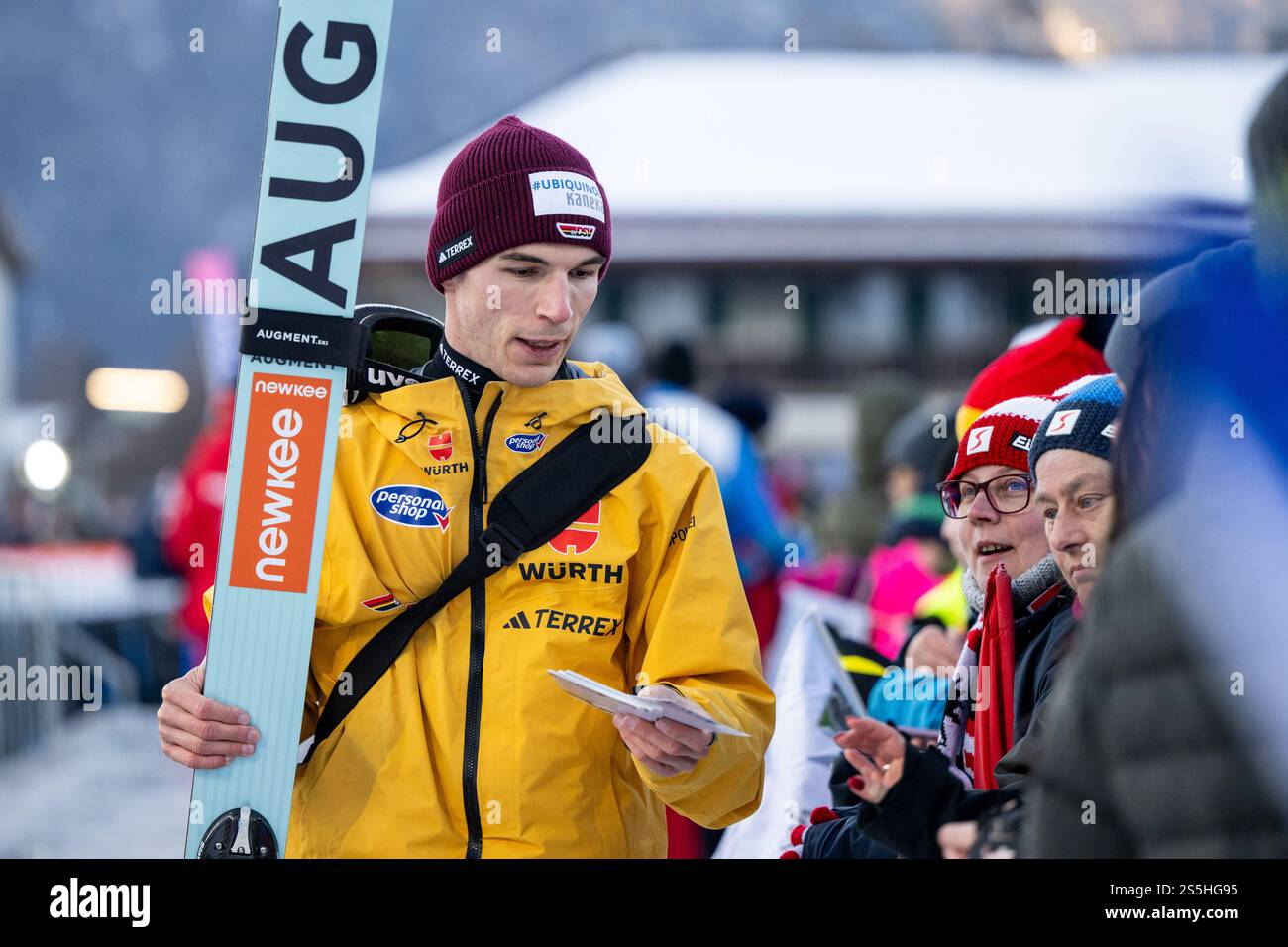 ROTH Luca (Deutschland) gibt Autogrammkarten an die Fans, GER, FIS ...