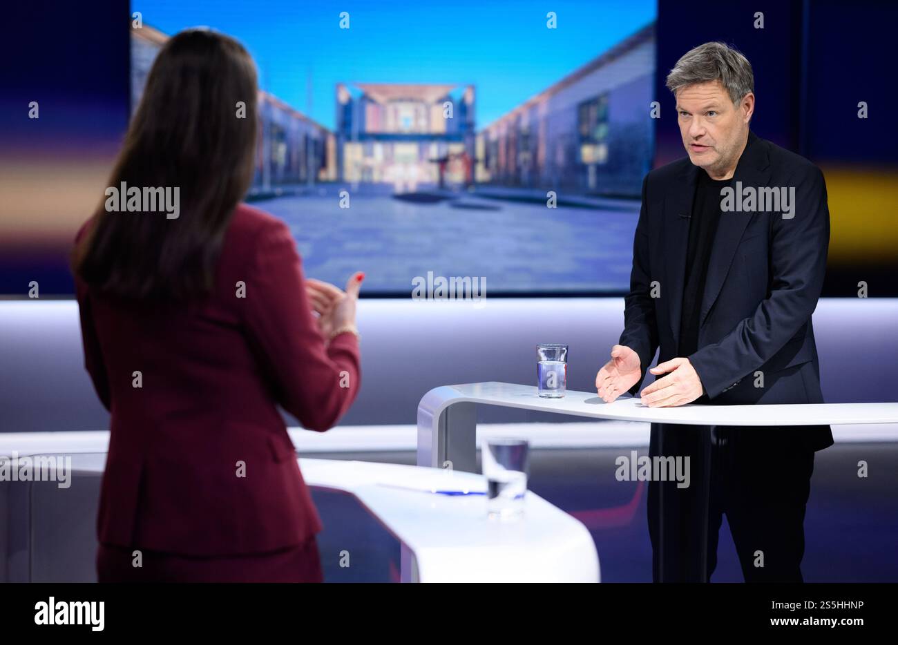 14 January 2025, Berlin: Robert Habeck (r, Bündnis 90/Die Grünen ...