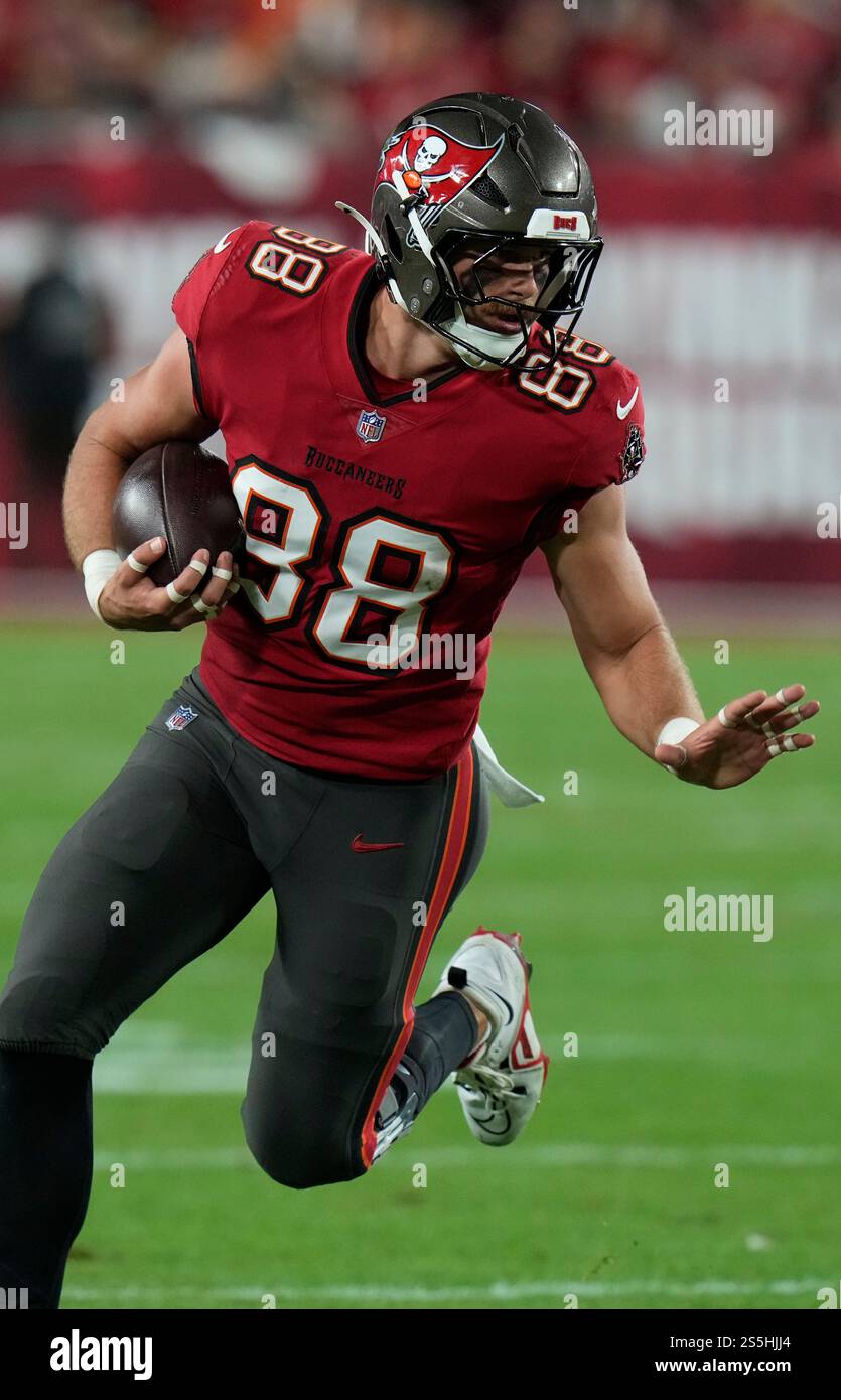 Tampa Bay Buccaneers tight end Cade Otton (88) against the Washington ...