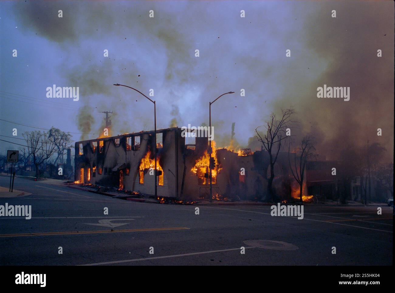 Altadena, USA. 08th Jan, 2025. The Palisades and Eaton fire captured ...
