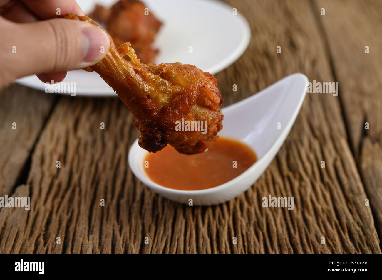 Hand holding grilled chicken wing hi-res stock photography and images ...
