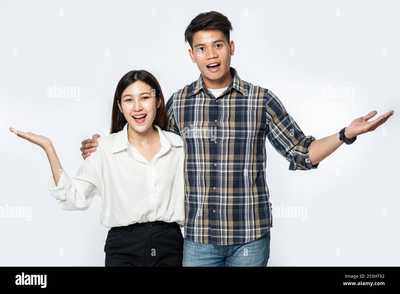 Men and women wore shirts and happily extended their hands to the side ...