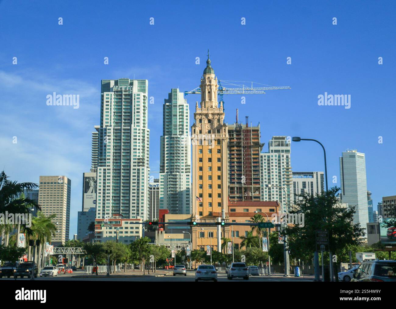 edificios en miami Stock Photo - Alamy