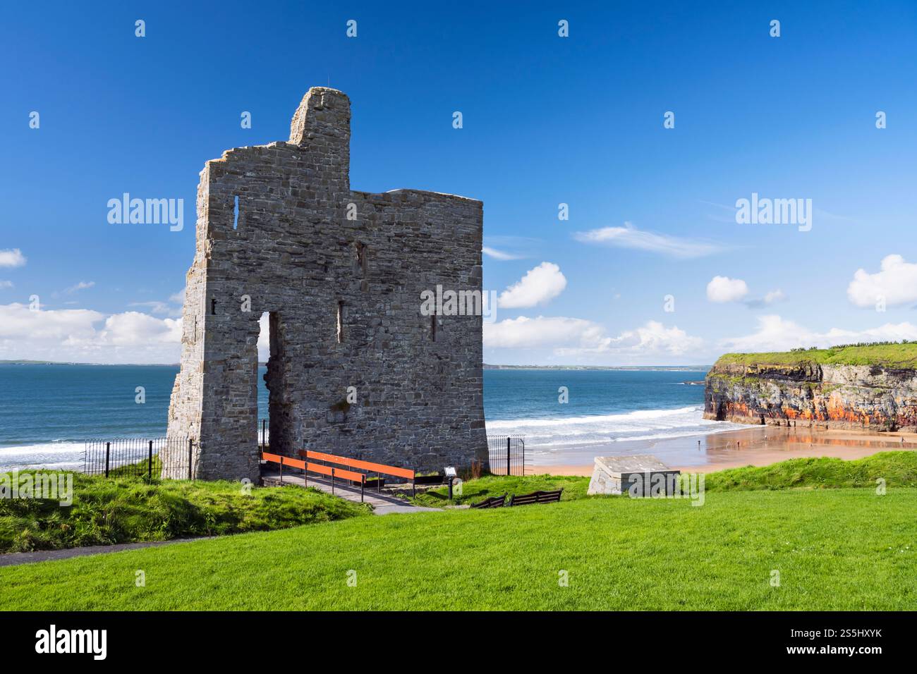 Scenic view of Ballybunion castle ruins and beach in County Kerry ...