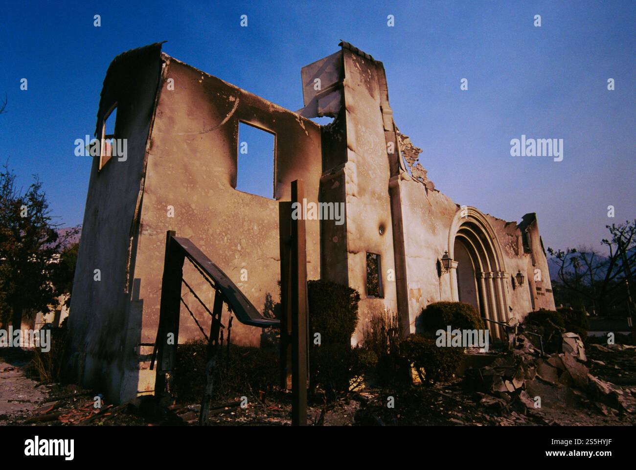 Altadena, USA. 10th Jan, 2025. The Palisades and Eaton fire captured ...