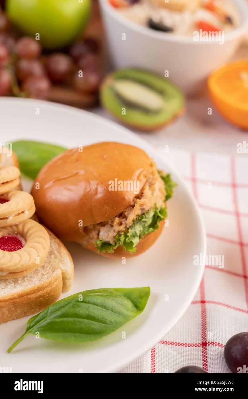 Plate buns white bread hi-res stock photography and images - Alamy