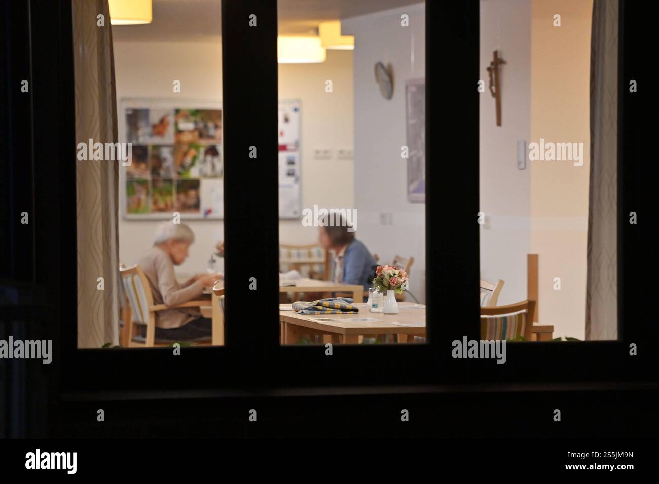 Blick in einen Gemeinschaftsraum von einem Altenheim im Landkreis ...