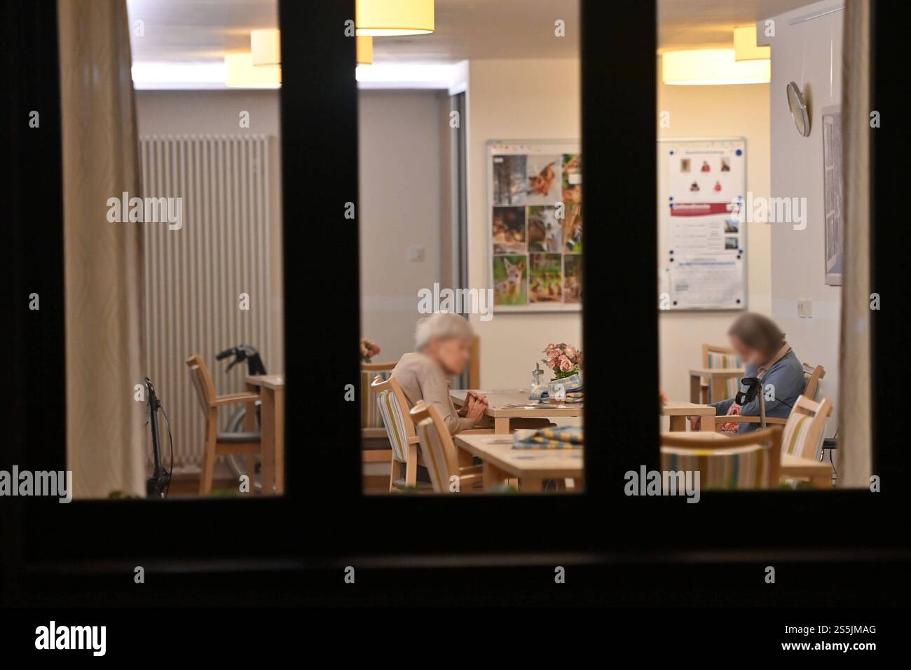 Blick in einen Gemeinschaftsraum von einem Altenheim im Landkreis ...