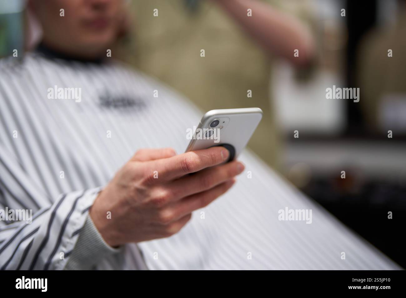 Man getting haircut using hi-res stock photography and images - Alamy