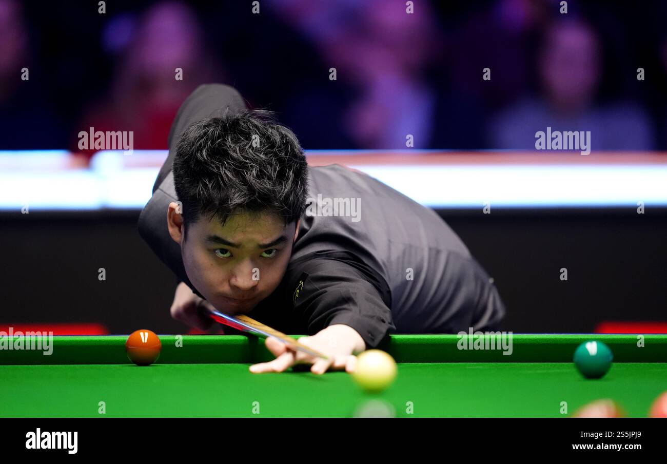 Jiahui Si during his last-16 match against Mark Allen during day three ...